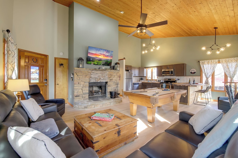Hot Tub, Deck & Games: Gatlinburg Mountain Cabin - Gatlinburg, TN