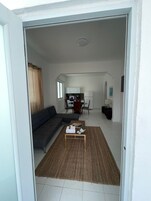 Apartamento Superior | Sala de estar | TV de ecrã plano 