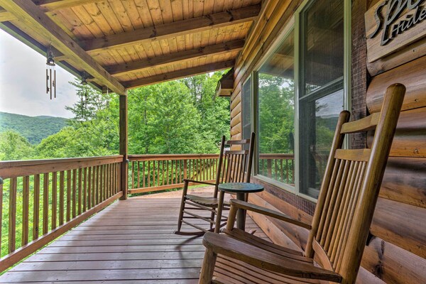 Mountain-view Maggie Valley Home W/ 2 Decks! - Maggie Valley, NC