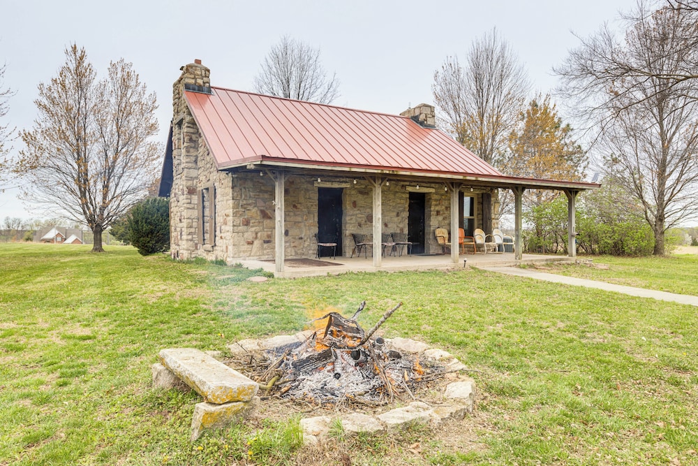 Historic Farmhouse On 7 Acres W/ Stellar View! - Kearney, MO