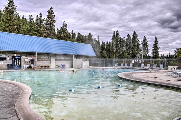 Hillside Hideaway: Warm & Cozy Terrace Lakes Cabin - Garden Valley, ID