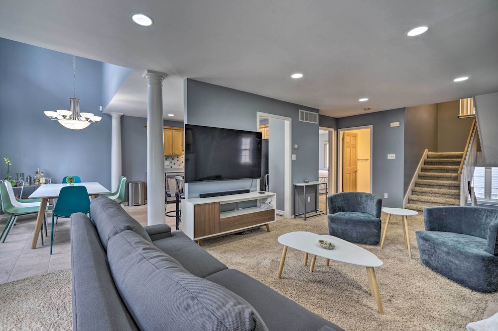 Immaculate Family Townhome - Walk To Beach! - Hobart, IN