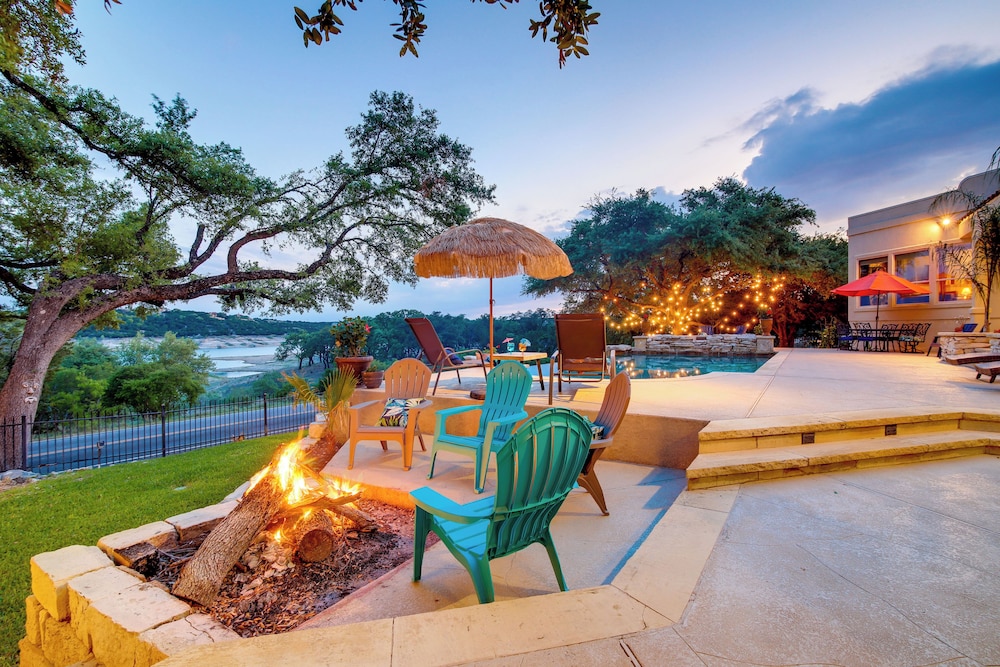 Luxe Lake Travis Vacation Rental W/ Heated Pool - Lakeway, TX
