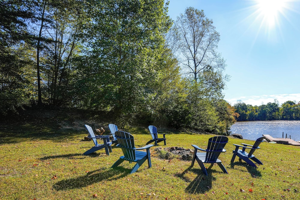Waterfront, Deck: Peaceful Louisa Cottage Escape - Lake Anna, VA