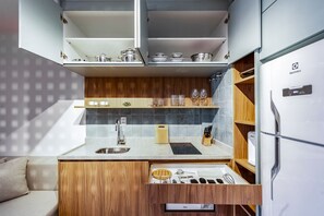 Apartamento | Cozinha privada | Um micro-ondas, utensílios de cozinha 