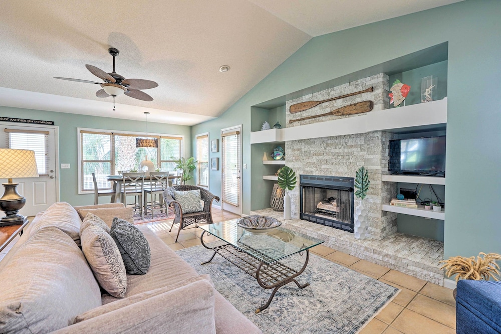 Coastal Hideaway ~ 1/2 Mi To Beach + Boardwalk! - Carolina Beach, NC
