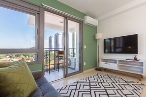 Apartamento Clássico | Sala de estar | Televisor 