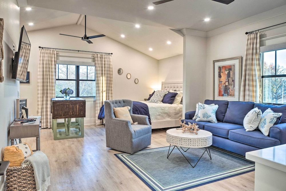 Airy Bentonville Studio < 1 Mile To City Square! - Bentonville, AR