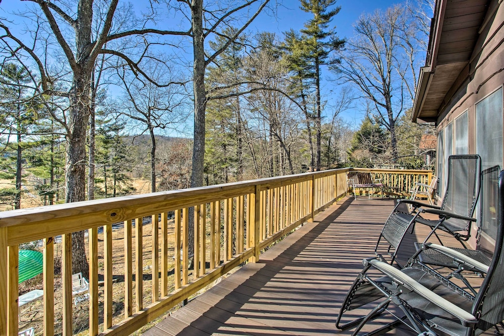 Dog-friendly Hendersonville Cabin: Deck & Views - Hendersonville, NC