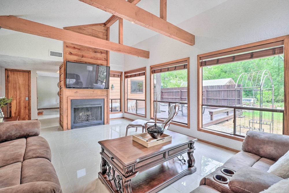 Bryan Home W/ Deck & Yard ~ 4 Mi To Texas A & M! - Bryan, TX