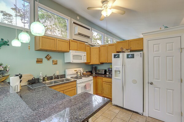 Blue Ridge Retreat W/ Deck: Hike, Sip & Explore! - Weaverville, NC