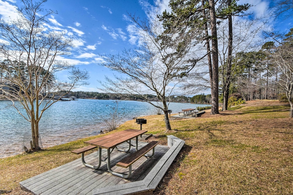 Resort-style Condo W/ Balcony On Lake Keowee - Devils Fork State Park, Salem