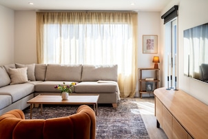 Apartamento em Condomínio Fechado | Sala de estar | Televisor de ecrã plano de 40 polegadas com canais digitais, televisor 