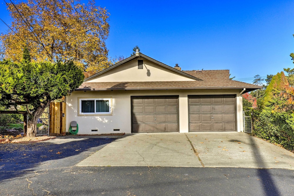 Modern Home In Napa Area W/ Hot Tub & Game Room! - Petaluma, CA