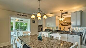 Casa (4 Bedrooms) | Cozinha privada | Um micro-ondas, um forno, uma placa de cozinha