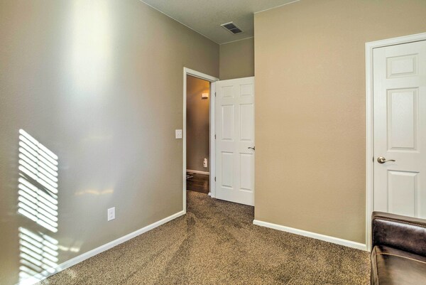 10 Mi To Dia: Spacious Aurora House W/ Yard! - Aurora, CO