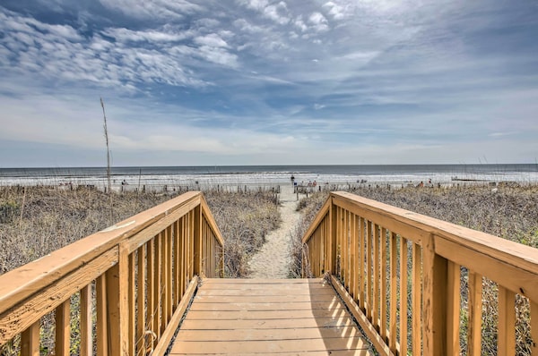 2 Mi To Barefoot Landing: Beachfront Resort Studio - South Carolina