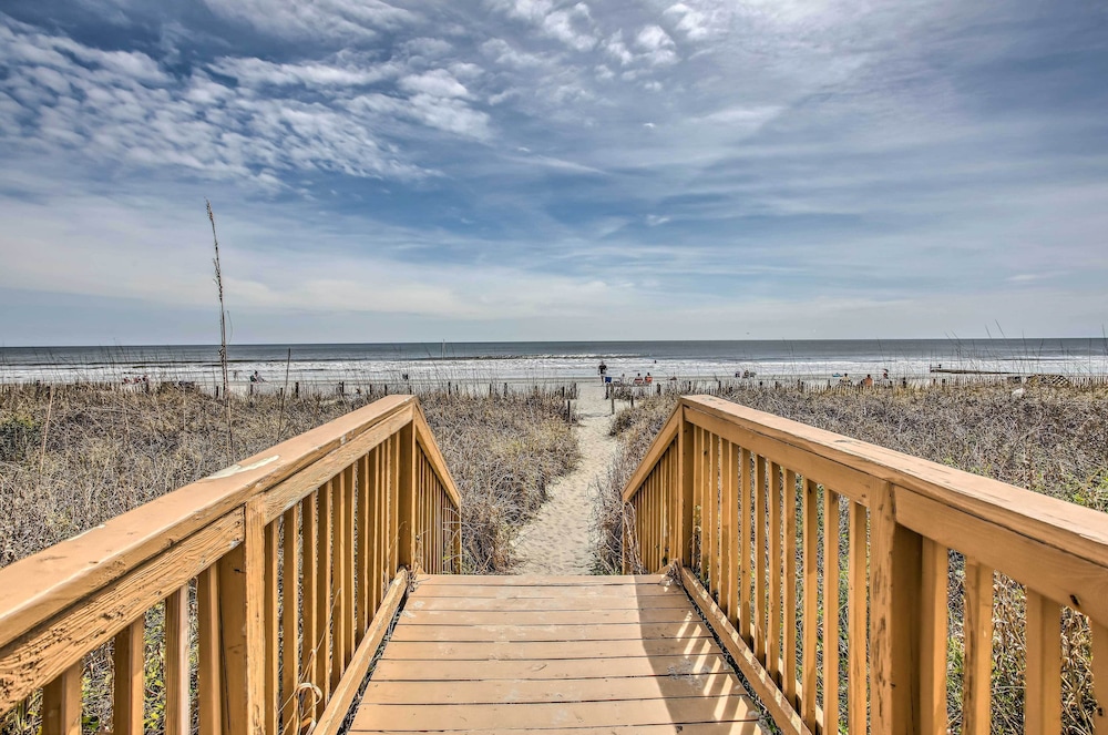 2 Mi To Barefoot Landing: Beachfront Resort Studio - North Myrtle Beach, SC