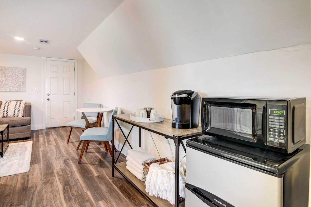 Walk To Beach: Charming Home W/ Deck In Galveston - Galveston, TX