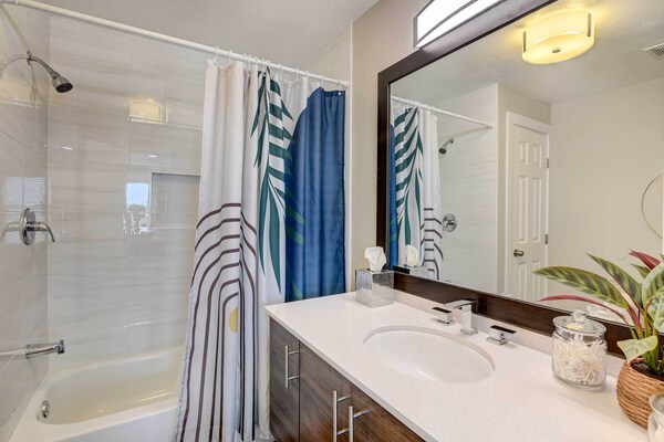 Walk To Beach: Charming Home W/ Deck In Galveston - Galveston