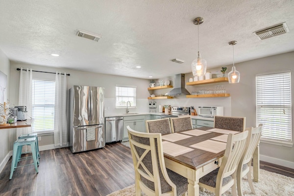 Walk To Beach: Charming Home W/ Deck In Galveston - Galveston