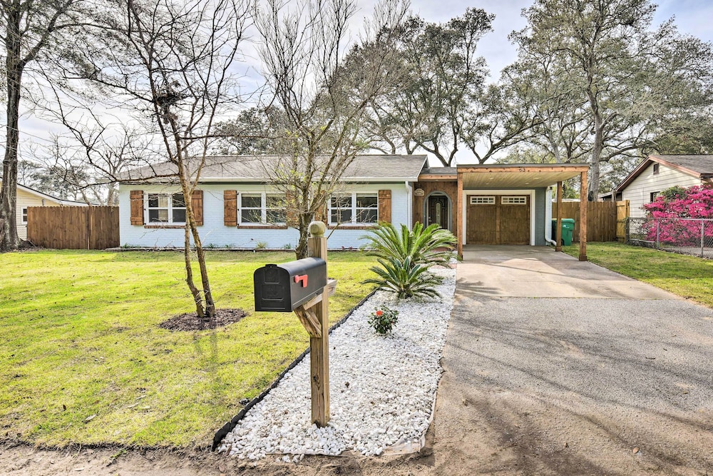 Emerald Coast Vacation Rental: 1 Mi To Beach - Destin, FL