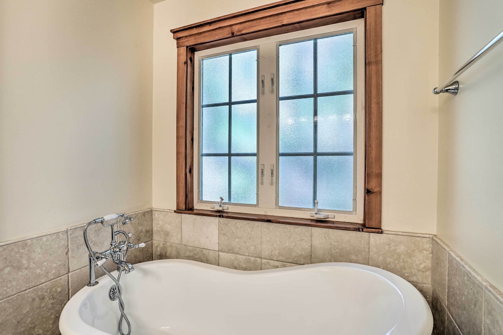 Spacious Lake Arrowhead Home W/ Putting Green - Lake Arrowhead, CA