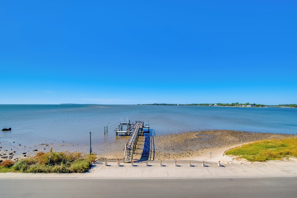 Oceanfront Oasis In Cedar Key W/ 2 Balconies! - Cedar Key, FL