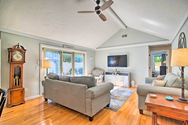 2 Mi To Beach: Retreat W/ Pool & Grill In Mashpee! - Mashpee, MA