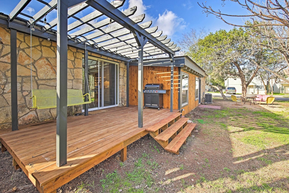 Retro Updated Blanco Abode - Steps To Main Street! - Johnson City, TX