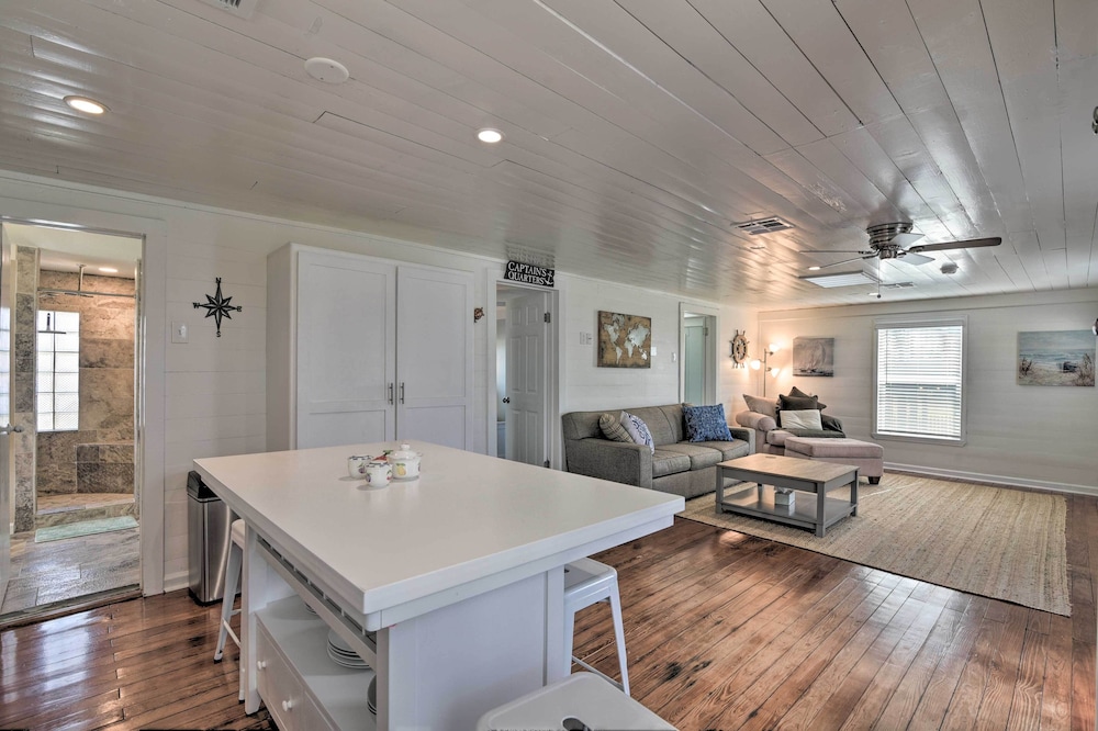 Steps To Sand: Galveston Beach Bungalow! - Galveston