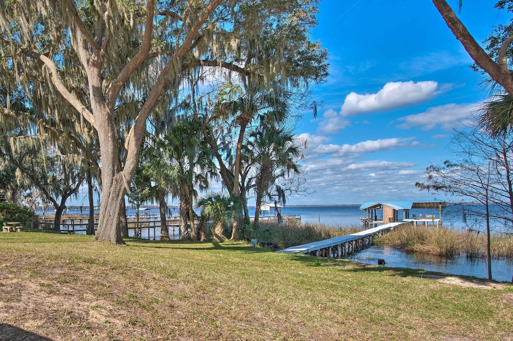 2 Living Rooms: Crescent City Home - Crescent City, FL