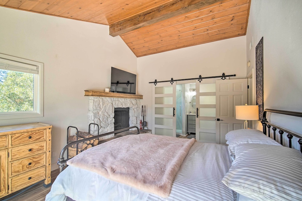 Picturesque Cabin: 2 Balconies, Walk To Lake! - Crestline, CA