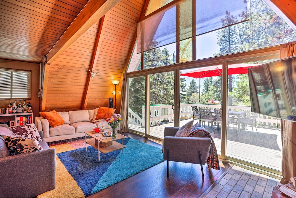 Running Springs A-frame W/ Deck & Mtn Views! - Running Springs, CA