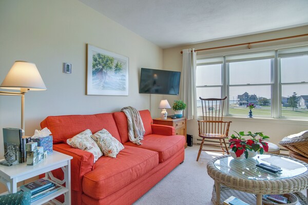 Breezy Oak Bluffs Condo - Steps To Inkwell Beach! - Oak Bluffs, MA