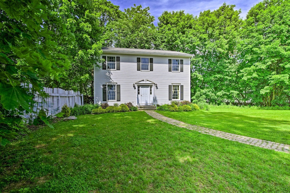 Walk To Dining: Downtown Lenox Guest House! - Lee, MA