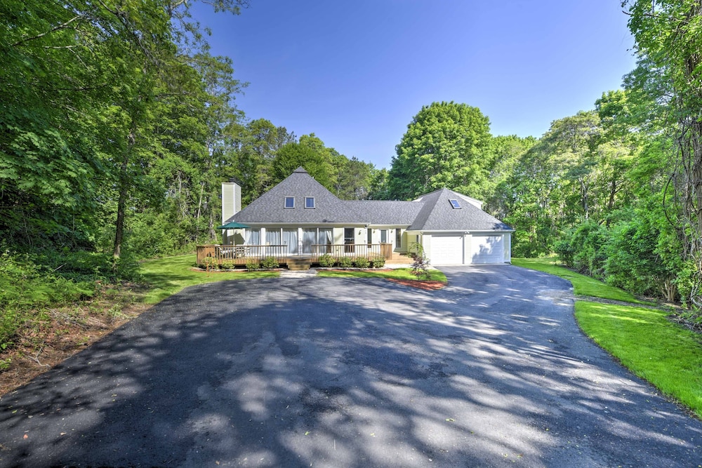 East Falmouth Home W/ Deck & Grill: 4 Mi To Beach! - Falmouth, MA