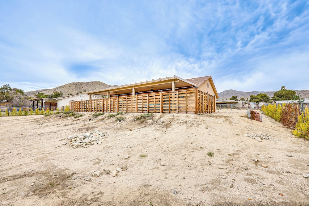 Updated Abode: 22 Mi To Joshua Tree National Park! - Cabazon, CA