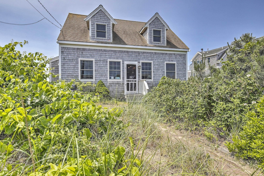 Oceanfront Cottage W/ Balcony In Cape Cod! - Dennis, MA