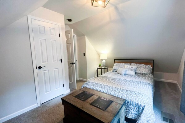 On The Rocks - A Modern Home W/ Decks & Views - Cloudcroft