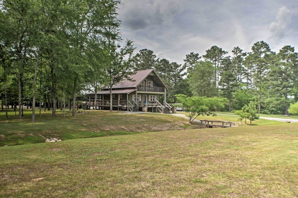 Guntersville Cabin W/ Fire Pit & Covered Porch - Guntersville, AL