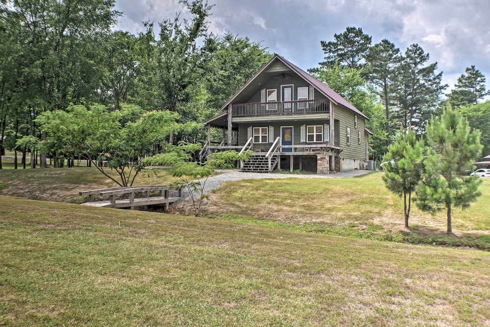 Guntersville Cabin W/ Fire Pit & Covered Porch - Guntersville, AL