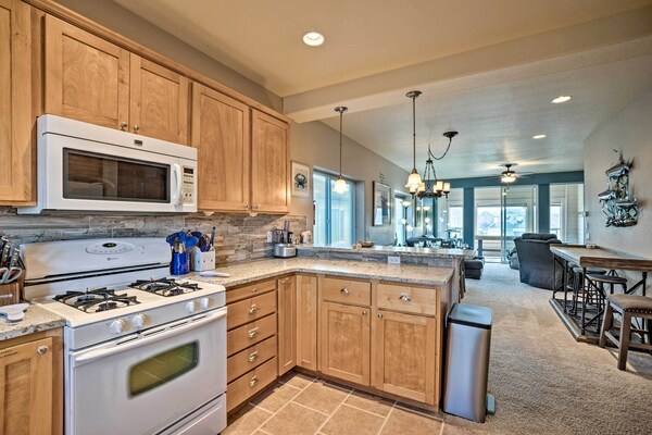 Gold Beach Townhome With Ocean Views & Sunroom! - Gold Beach, OR