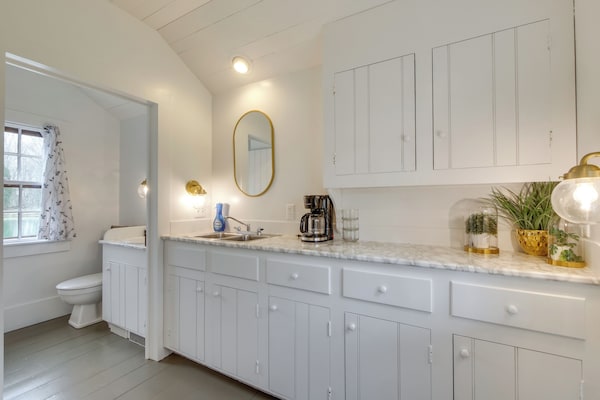 Quaint Winesburg Cottage W/ Porch & Pond! - Ohio