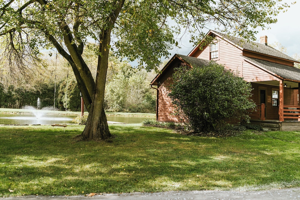 Quaint Winesburg Cottage W/ Porch & Pond! - Ohio