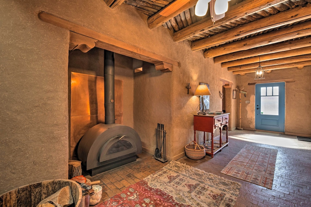 El Prado Adobe Home: Courtyard W/ Mountain Views! - New Mexico