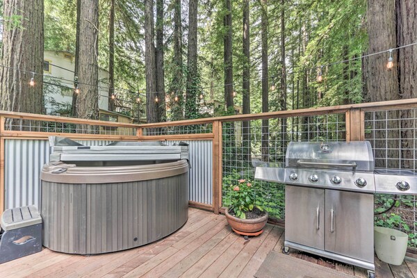 Redwoods Cabin W/ Hot Tub: Walk To Russian River! - Guerneville, CA
