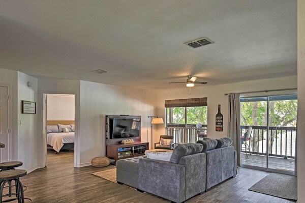 Seguin Lake House W/ Dock And Cowboy Pool - ZDT's Amusement Park, Seguin