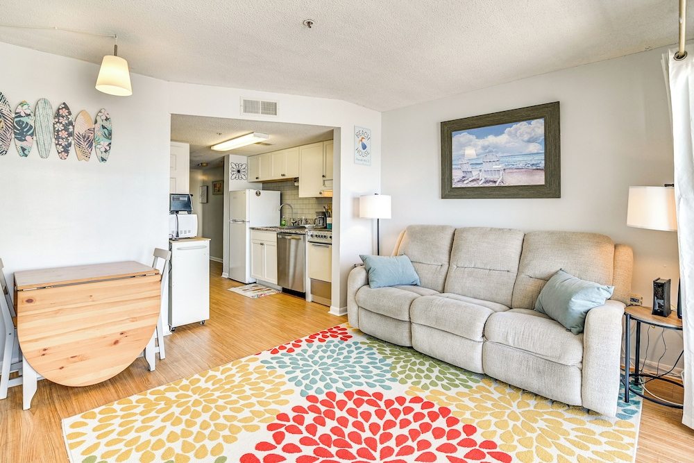 Cozy Beachfront Condo W/ Wifi, Views & Pool Access - Garden City, SC