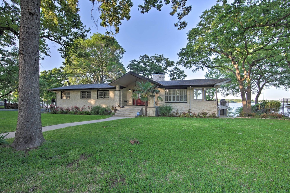 Malakoff Lakefront Home: Golf Course On-site! - Log Cabin, TX